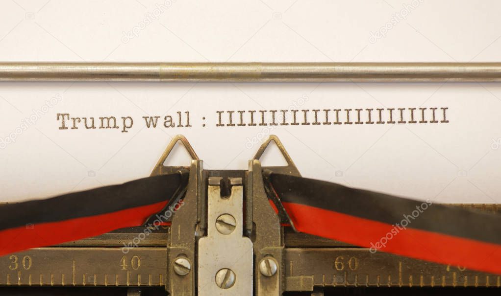 Vieja máquina de escribir escribe muro de Trump 2024