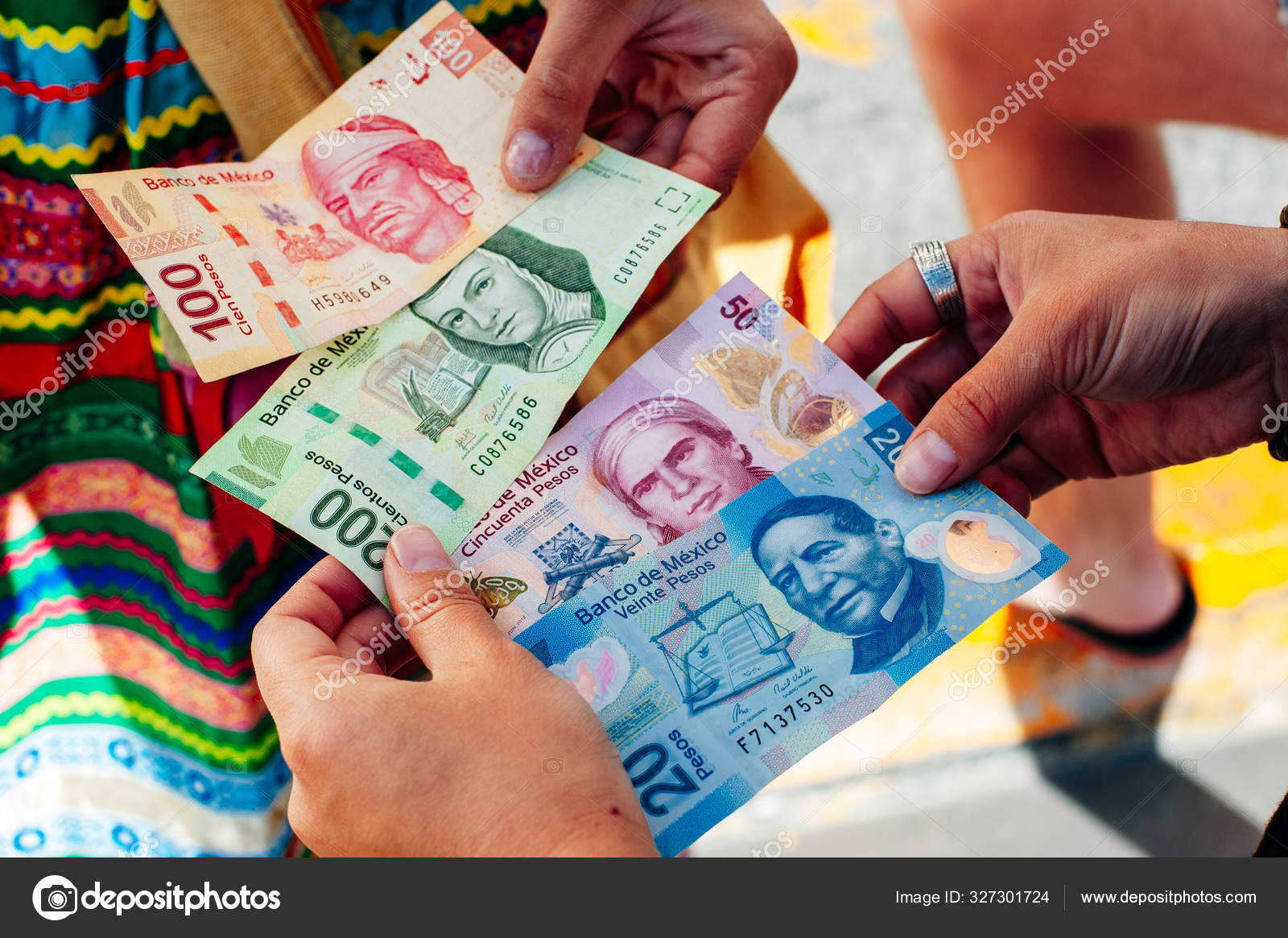 Manos contando dinero mexicano. Cancún, México - junio, 2019 — Foto ...
