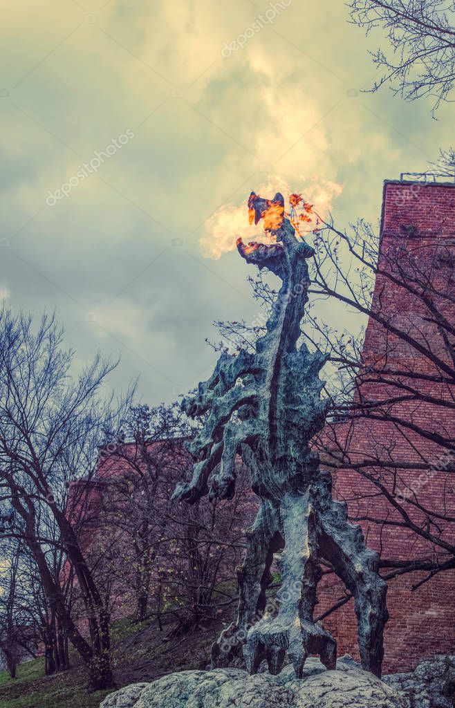 Cracovia / Polonia - 29 de noviembre de 2019: famosa estatua del drag n ...