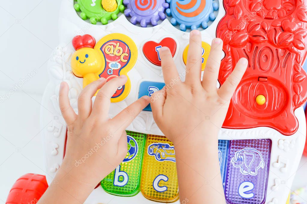 Ni o manos en el juguete de aprendizaje que sugiere la educaci n temprana 2024