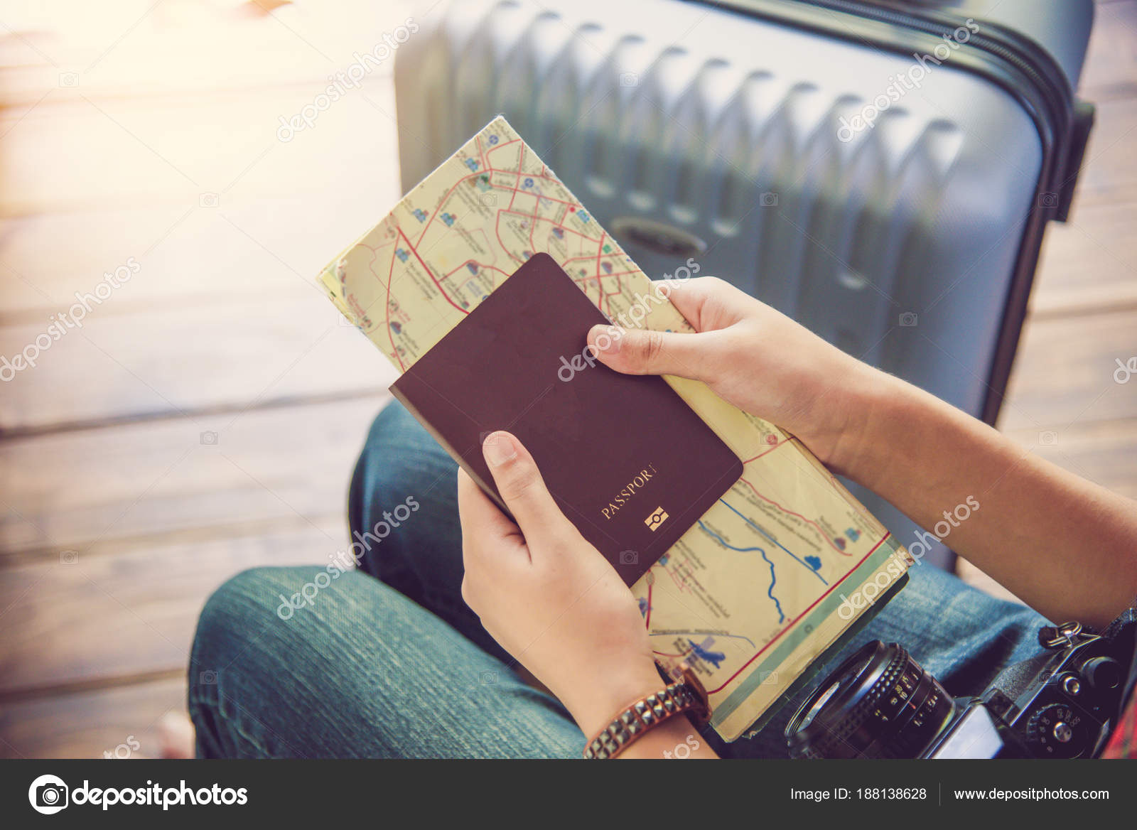 Personas con pasaportes, mapa para viajar con equipaje para el tr ...