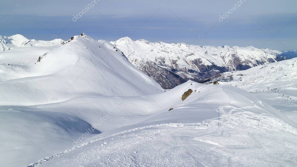 Panorama de cumbres nevadas alpinas tomadas desde una pista de esquí 2023