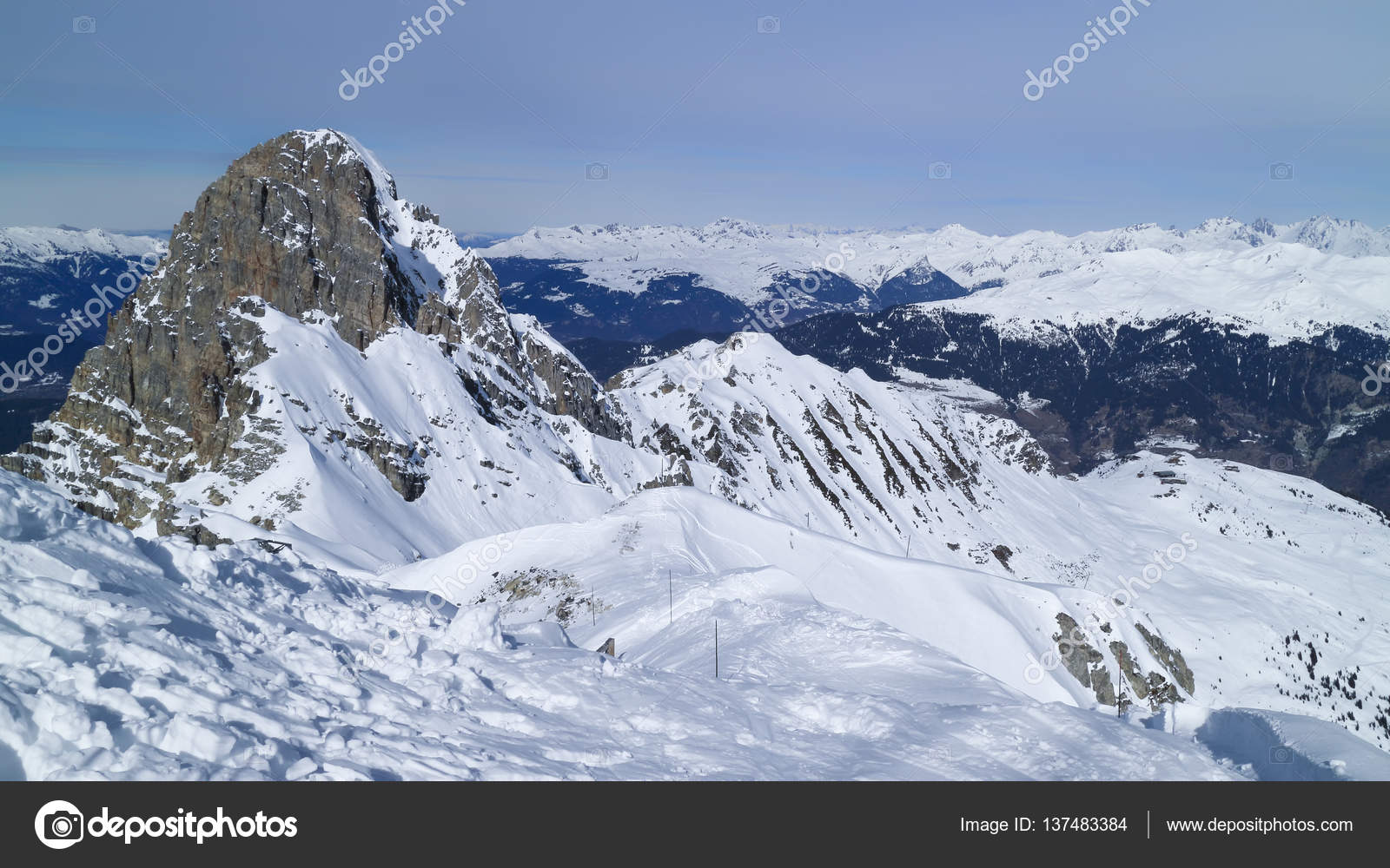 Snow mountain peaks landscape with ski pistes on a rock slope — Stock ...