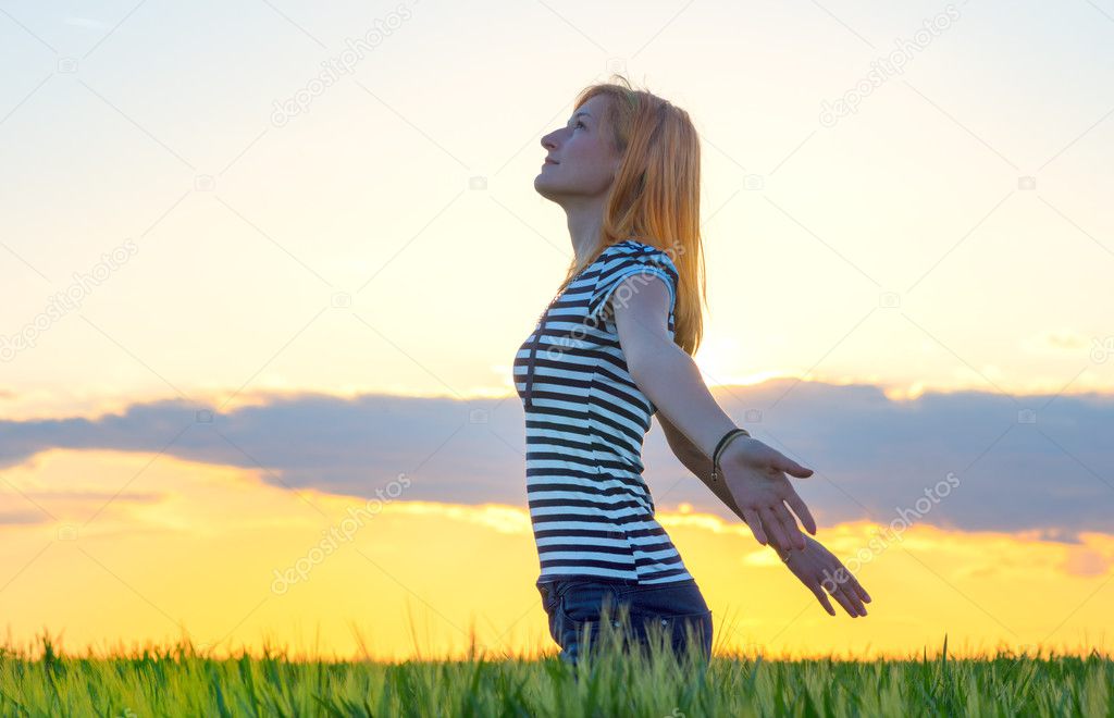 Woman feeling free in a beautiful natural setting. — Stock Photo ...