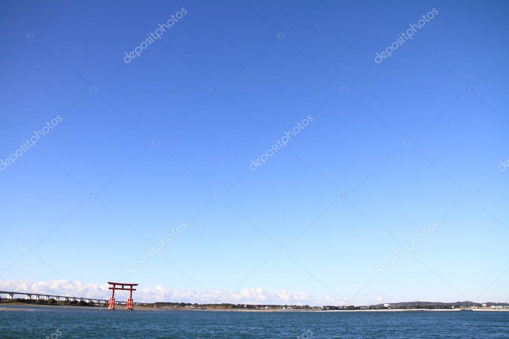 puerta torii en el lago Hamanako en Hamamatsu, Shizuoka, Japón 2023