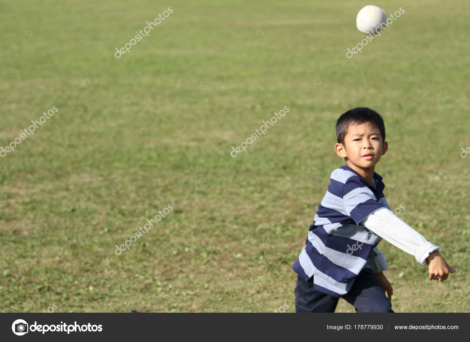 Japanese boy playing catch (second grade at elementary school) Stock ...