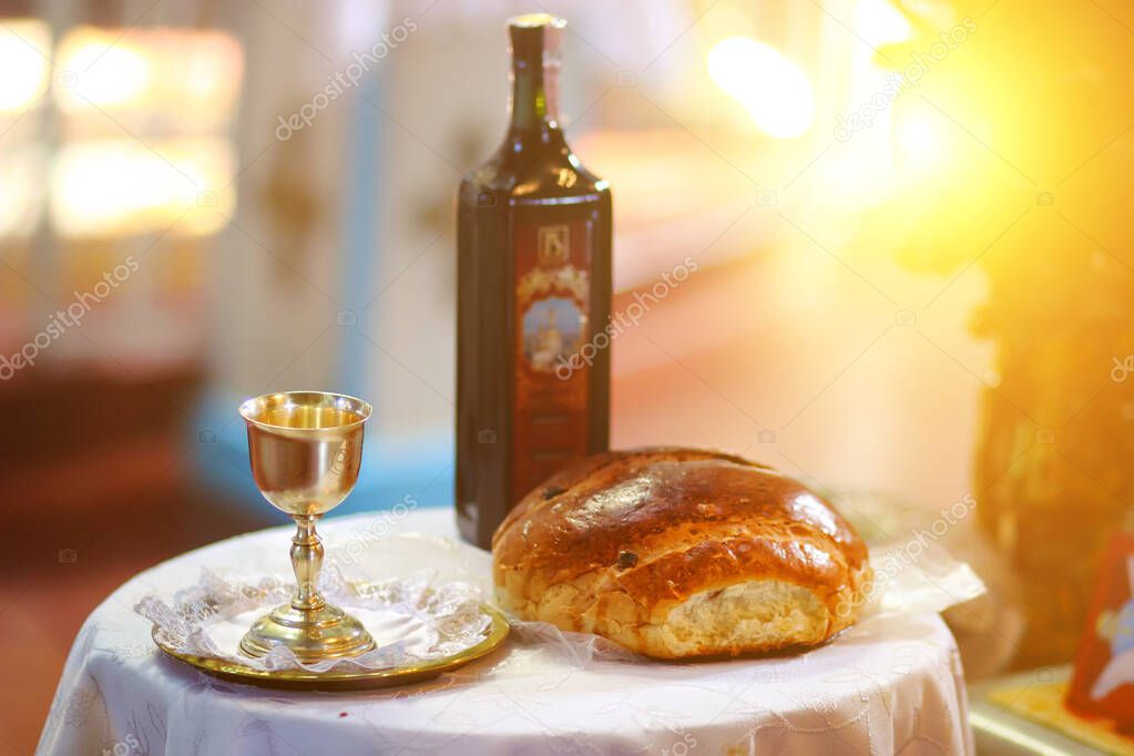 Santa comunión en la mesa de madera en la iglesia.Tomar la comunión ...