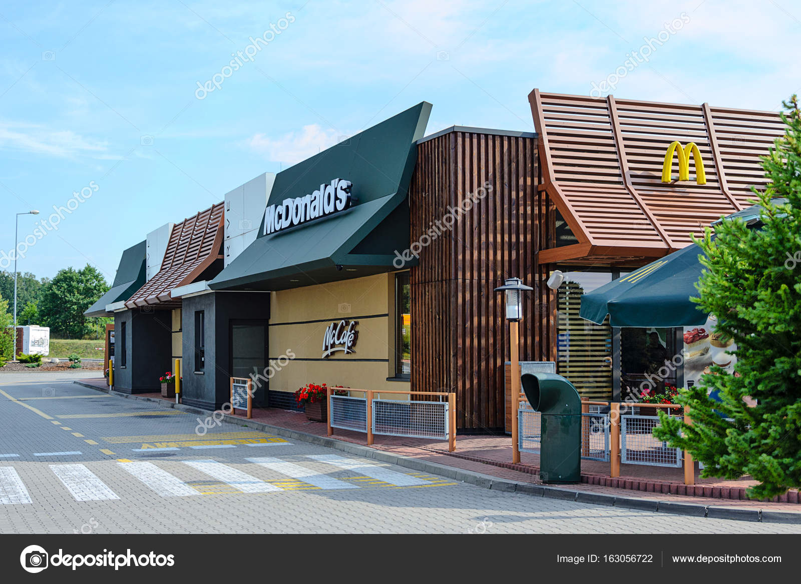 McDonald's and McCafe Restaurant – Stock Editorial Photo © wdnet #163056722
