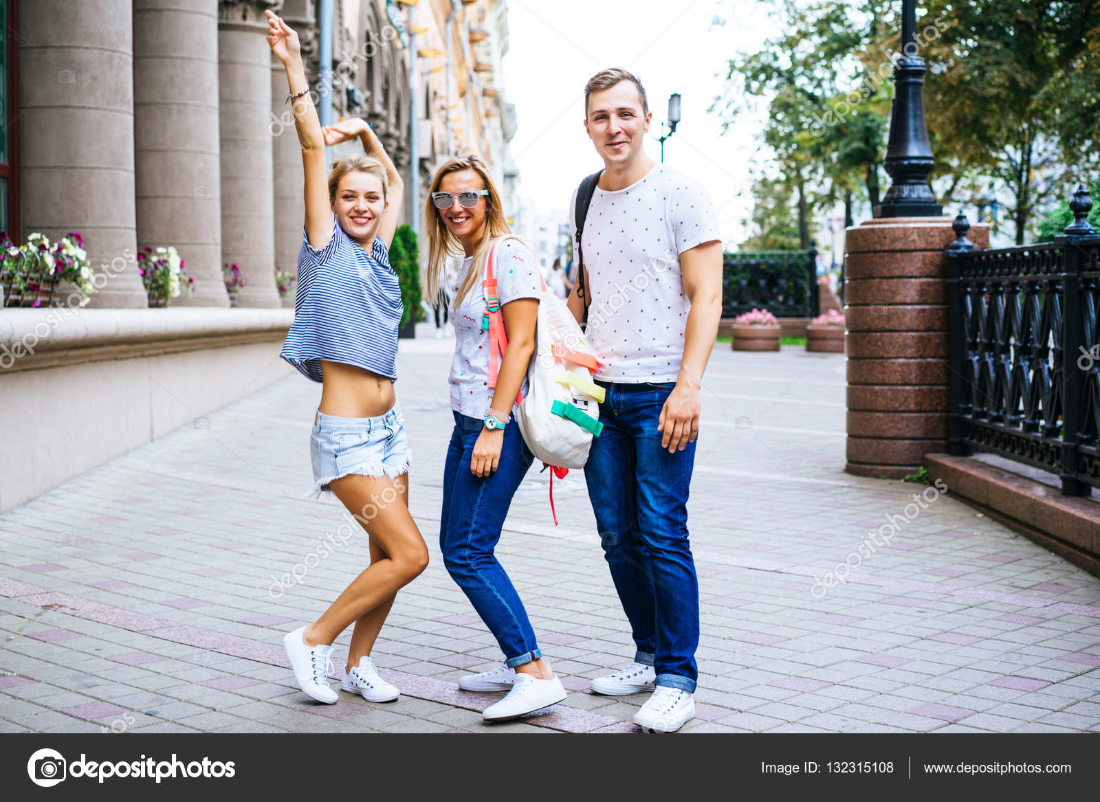 Люди на улице. Счастливые люди на улице — Стоковое фото © Kireyonok ...