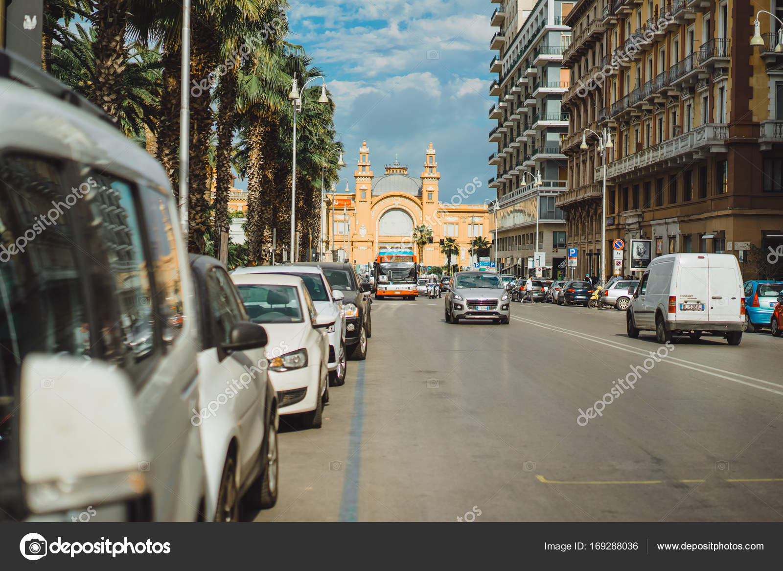 City traffic road scene – Stock Editorial Photo © Kireyonok #169288036