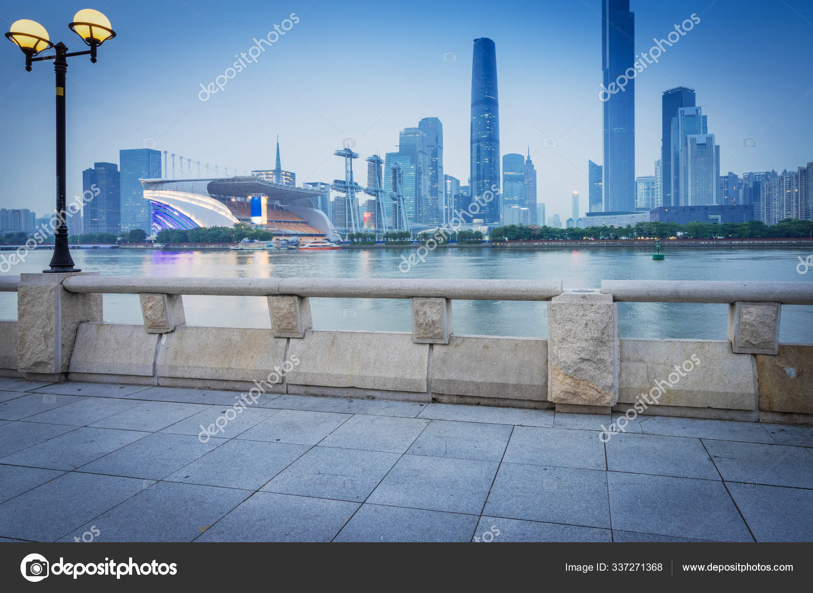 Night skyline and modern cityscape in guangzhou at riverside — Stock ...