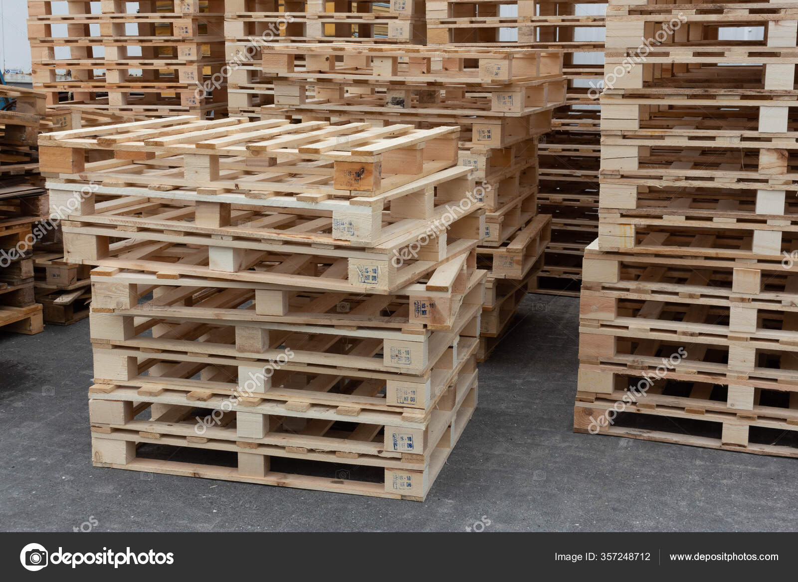 Many Pallets Stacked Stock Warehouse Pallets Stock Photo by ©sgolovunin ...
