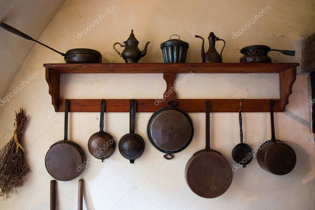 Antiguo conjunto de sartenes antiguas en la cocina medieval 2022