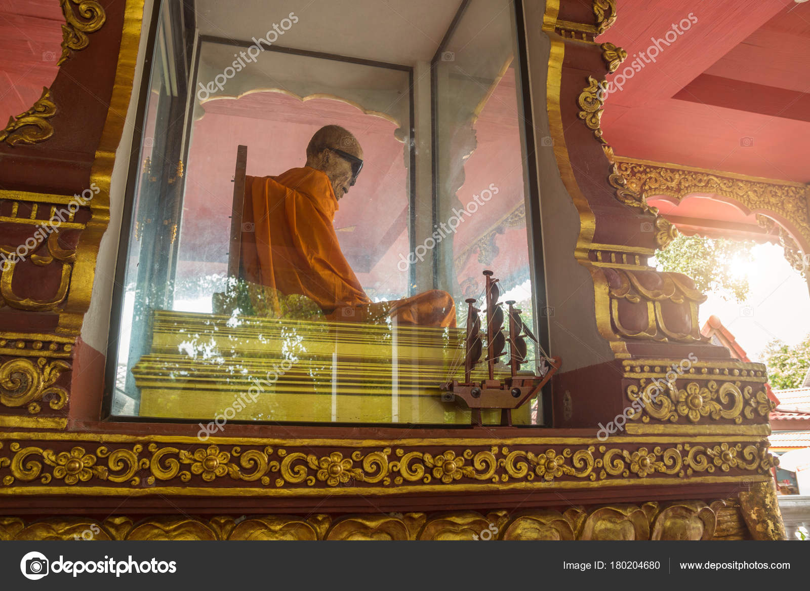 SAMUI, THAILAND - 06.11.2017: Mummified monk Loung Pordaeng in Wat ...