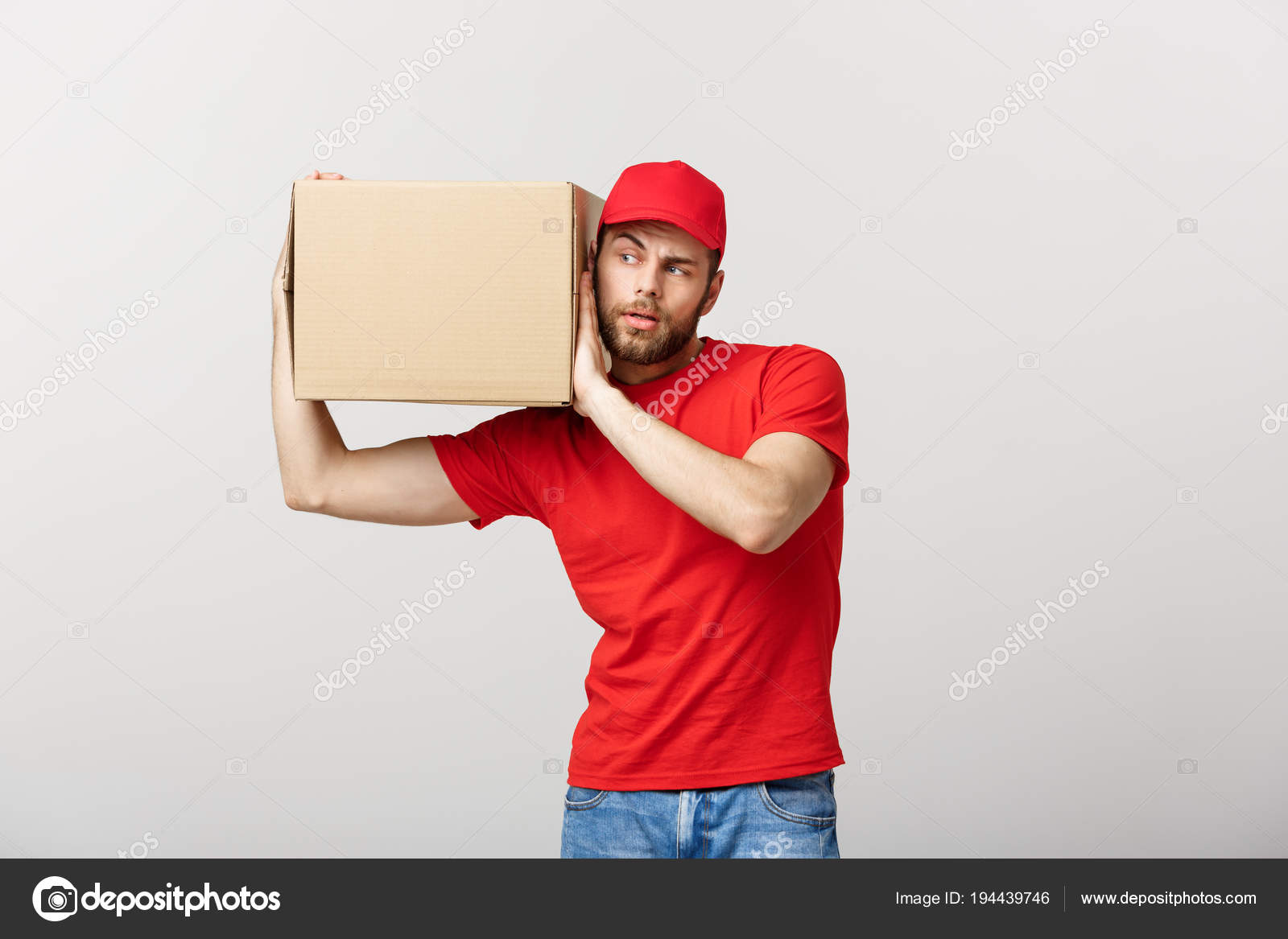 Concepto de entrega - Retrato de Curioso caucásico guapo repartidor ...