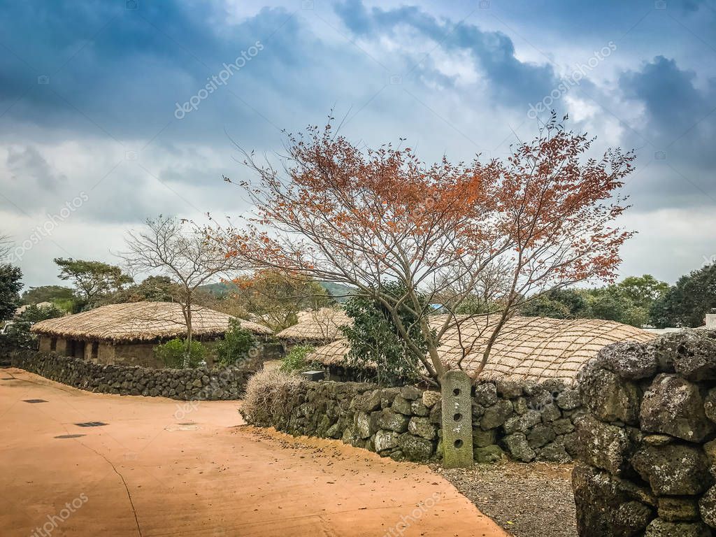 Arce rojo en Seongeup Folk Village, Isla de Jeju, Corea 2022