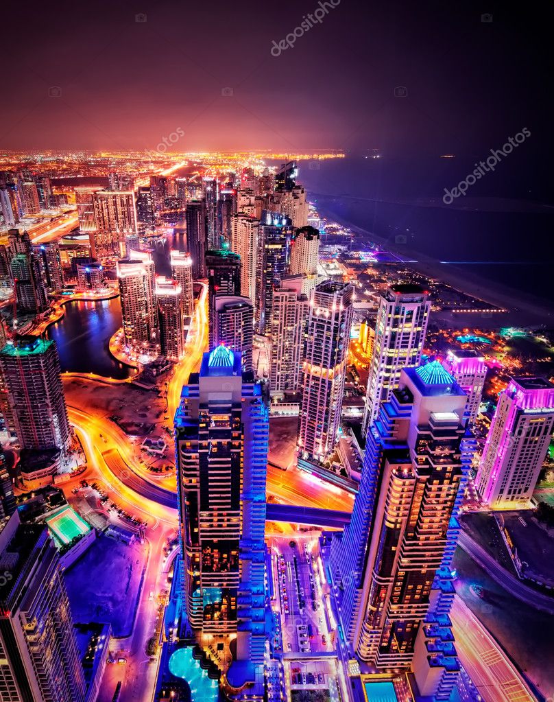 Majestuoso colorido dubai marina skyline durante la noche. Varios ...