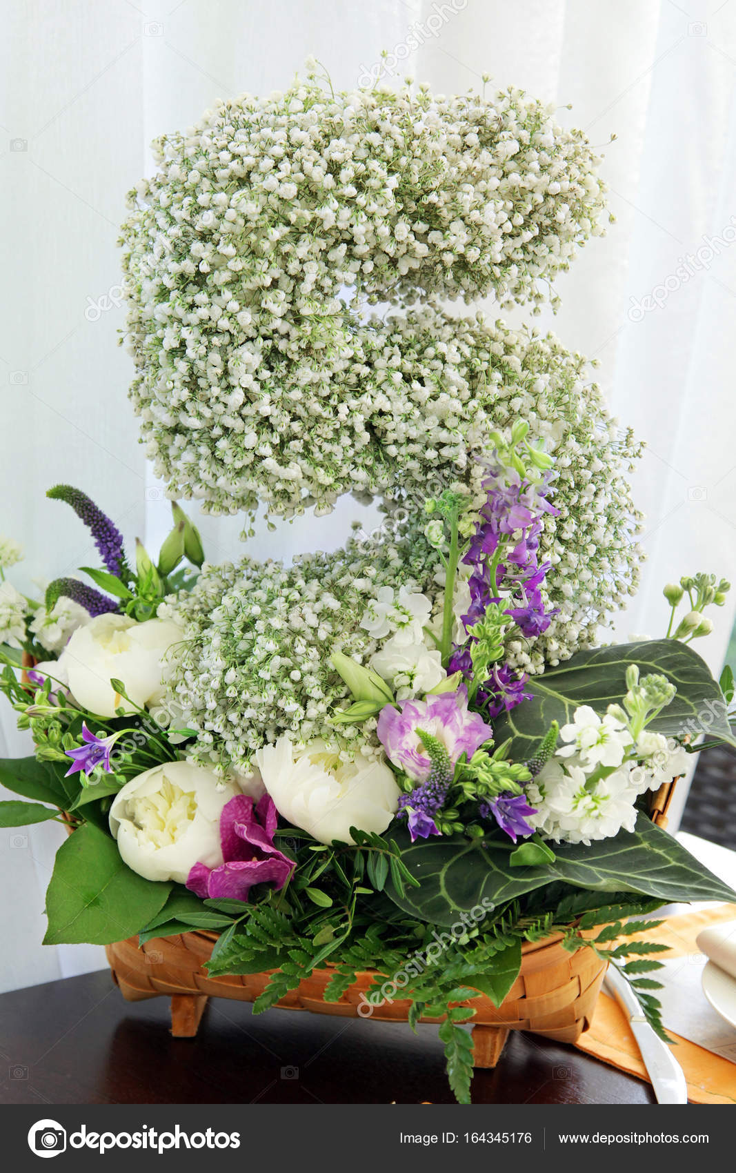 Flower arrangement with the number 5 — Stock Photo © ozina #164345176