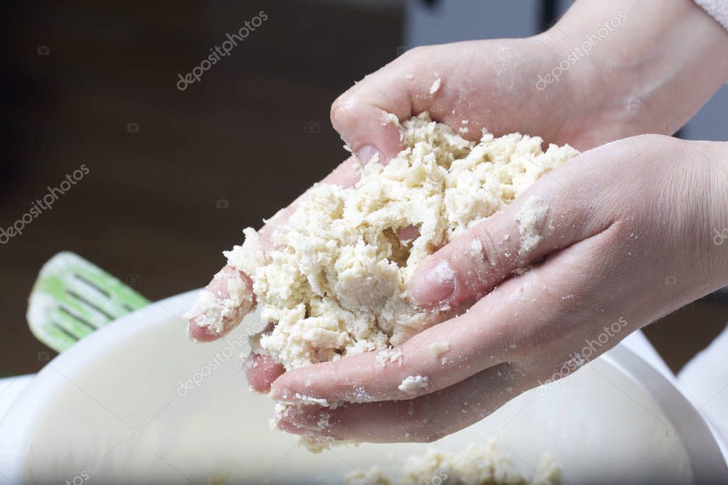 Tarta con relleno de requesón y mermelada de manzana. Etapas de ...