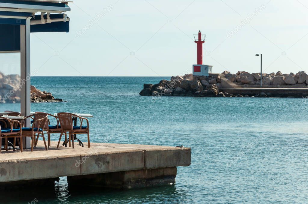 La terraza cafetería sobre hormigón en la costa del mar Mediterráneo ...