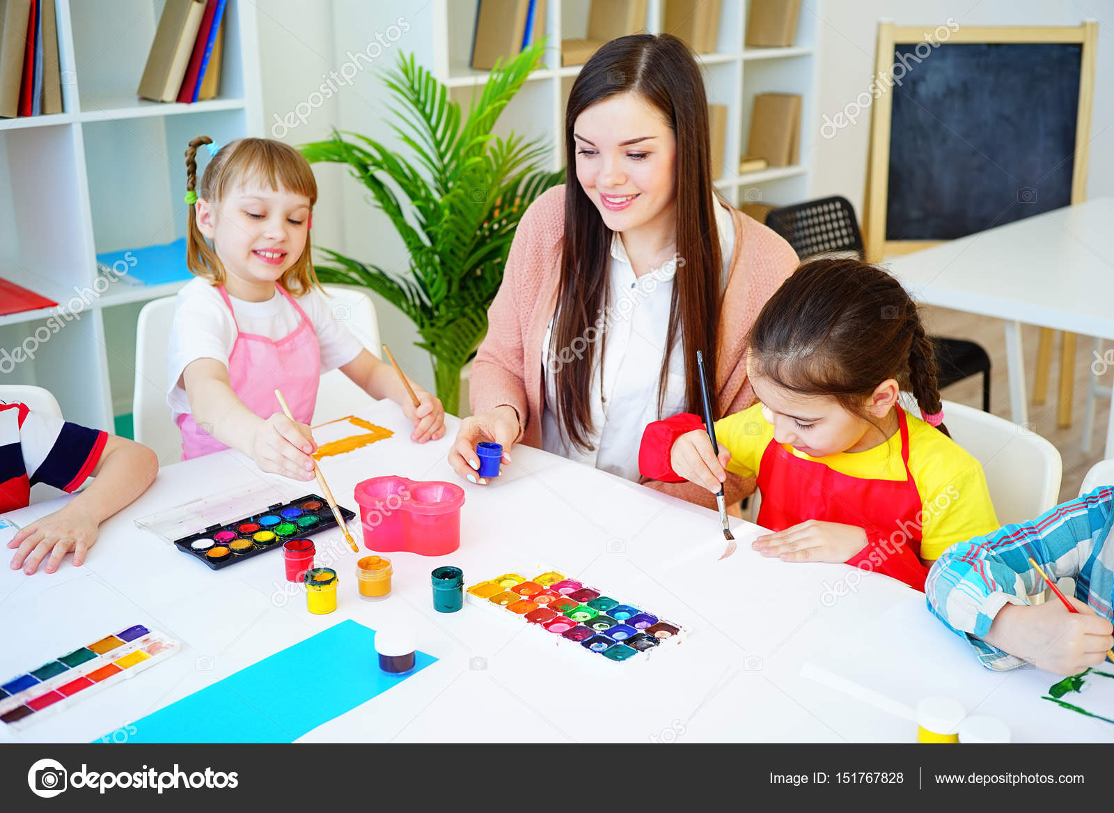 Lección de arte en la escuela primaria: fotografía de stock ...