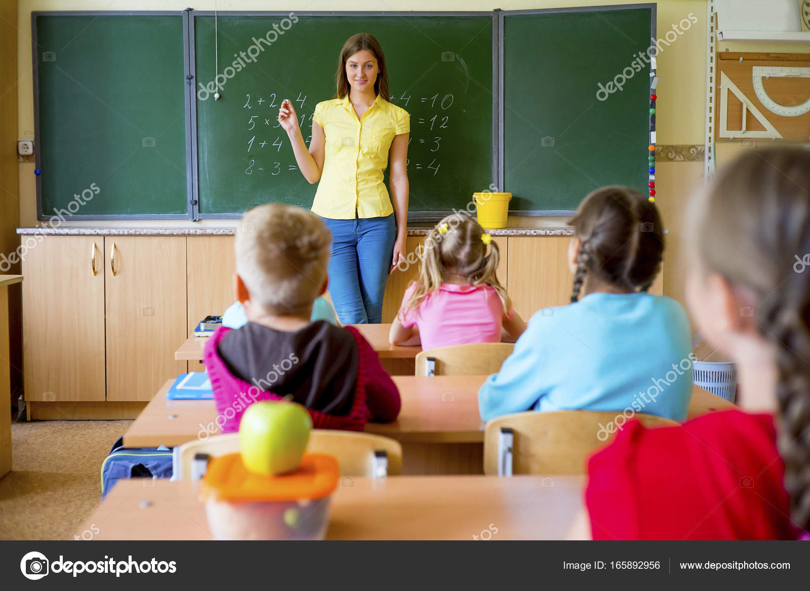 Niños en el aula — Foto de stock #165892956 © Lenanichizhenova
