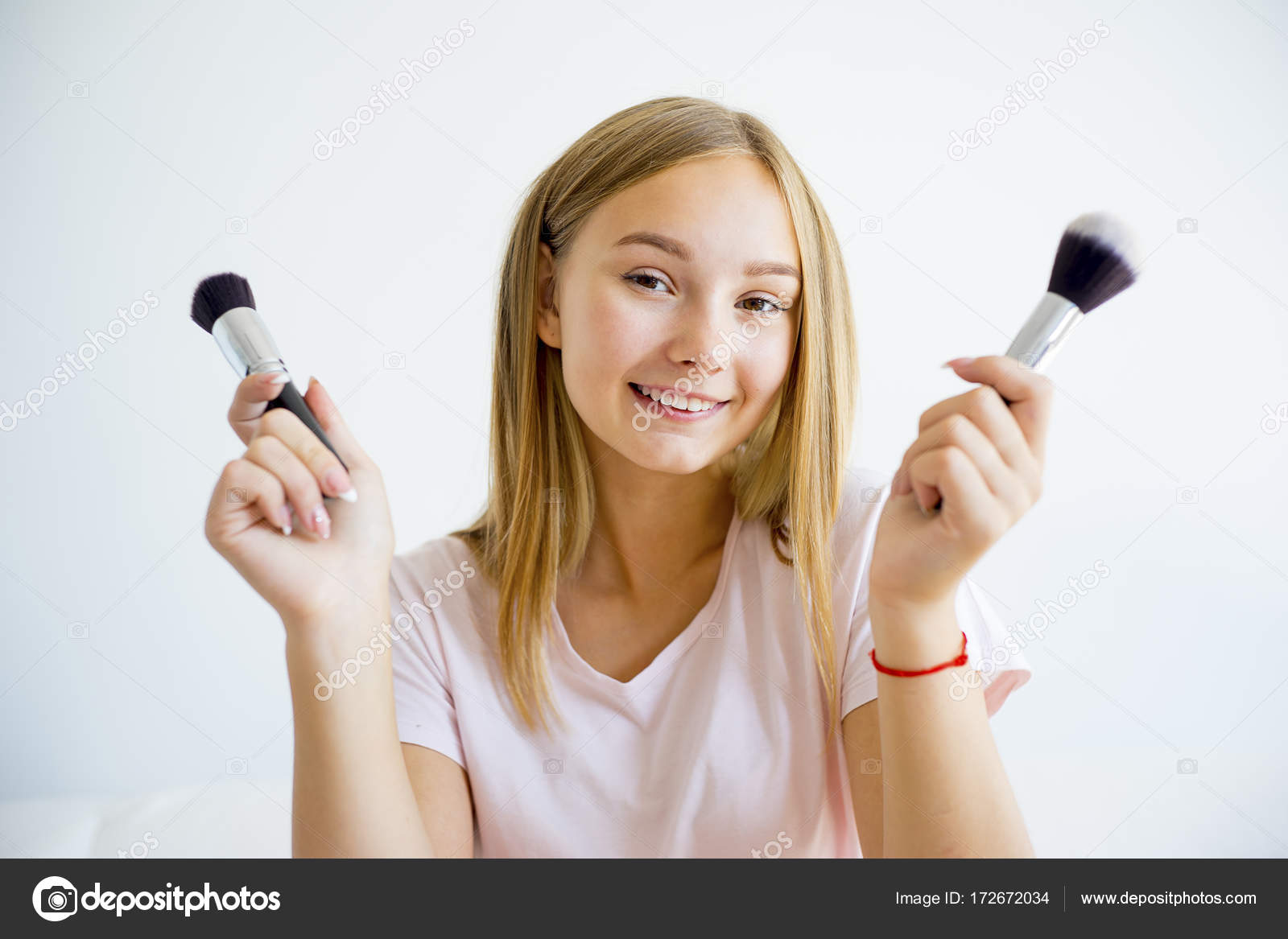 Girl applying makeup — Stock Photo © Lenanichizhenova #172672034