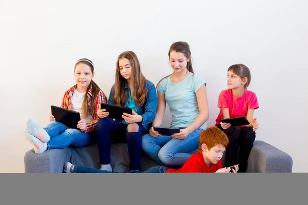 Teens using ipads Stock Photos, Royalty Free Teens using ipads Images | Depositphotos