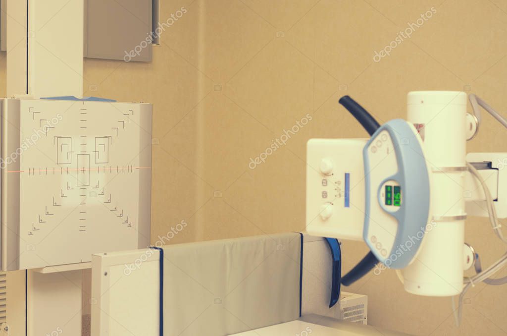 Sala con una mesa de aparatos de rayos X para la producción de imágenes ...