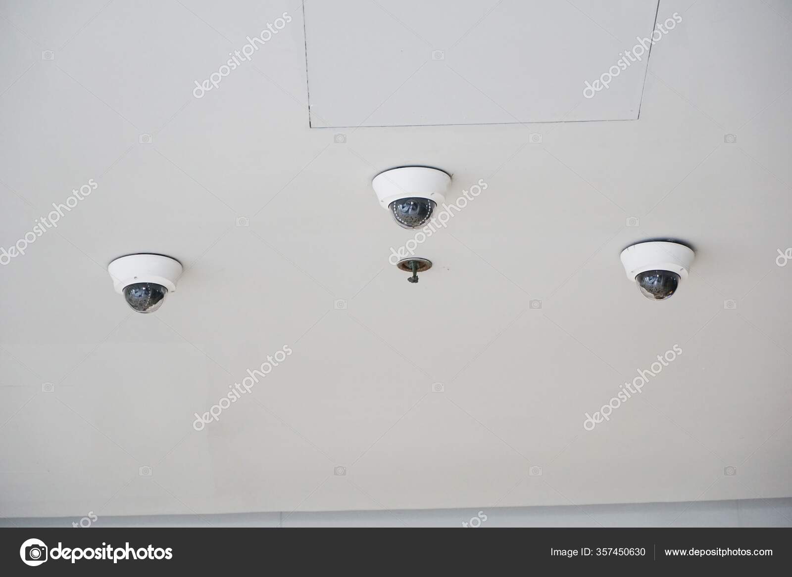 Cctv Security Camera Front Building City — Stock Photo © pongsak14 ...