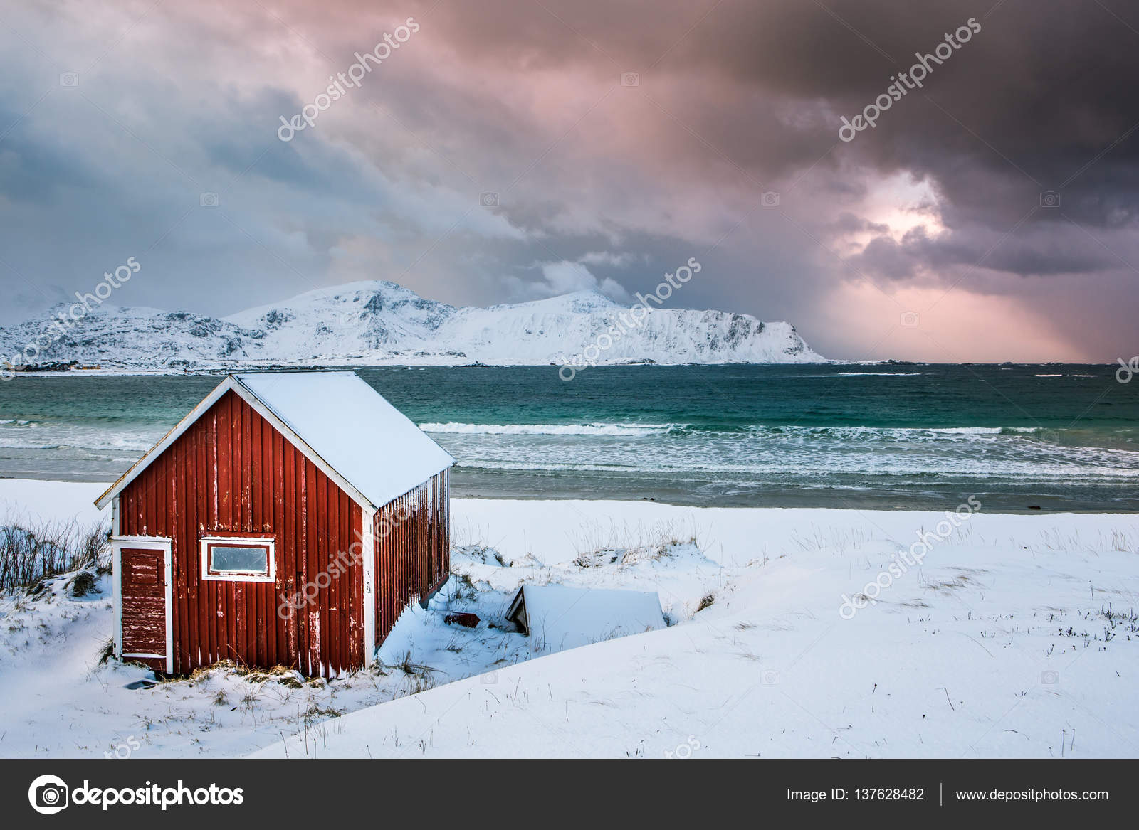 Traditional red Rorbu on a beach on Lofoten Islands, Norway — Stock ...