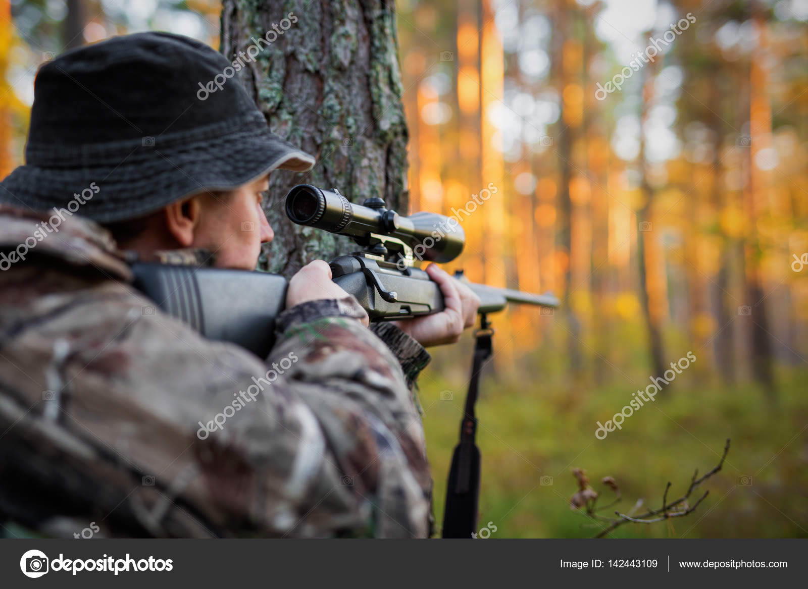 Hunter looking into rifle scope — Stock Photo © grinvalds #142443109