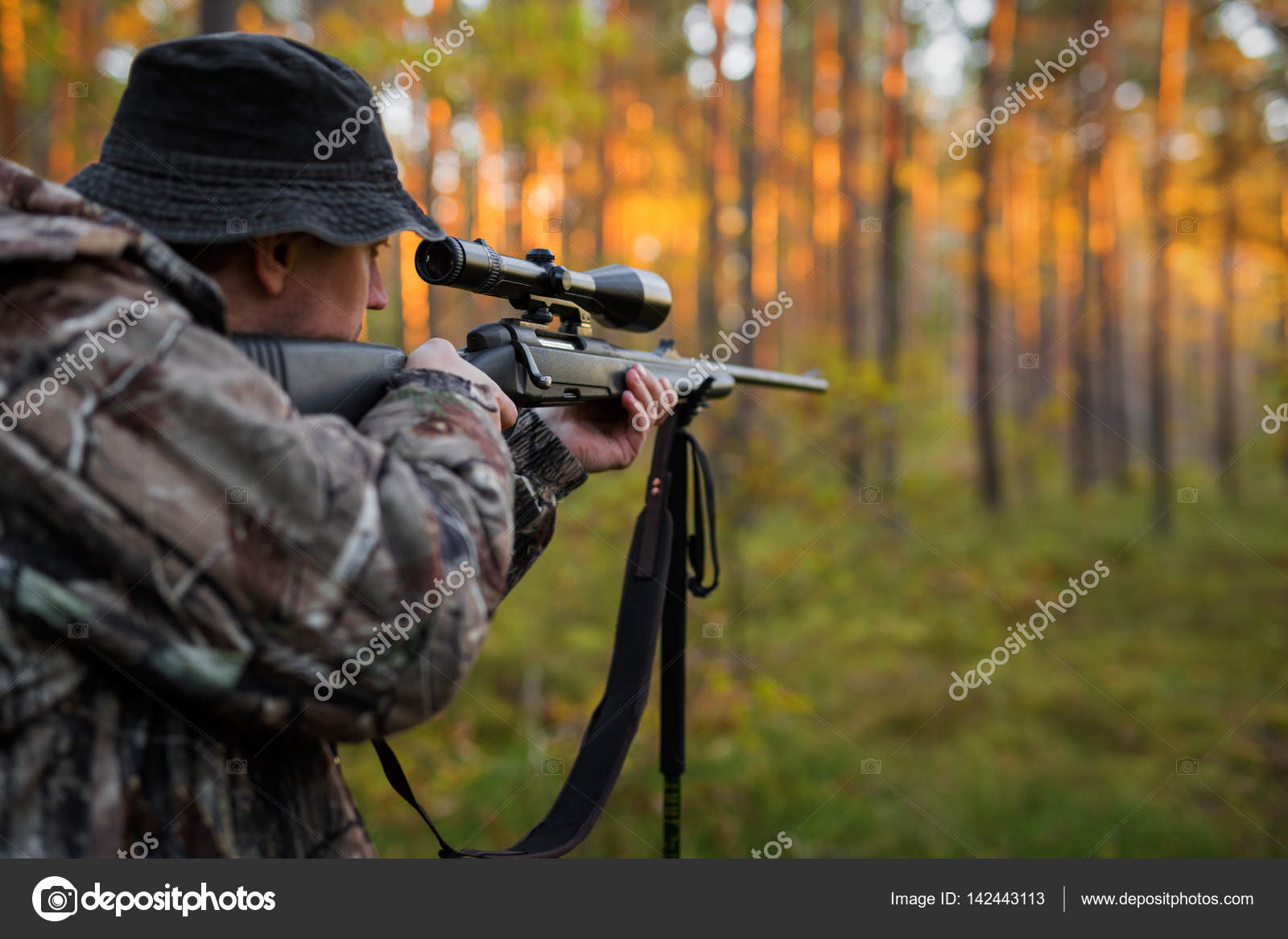 Hunter apuntando con rifle — Foto de stock © grinvalds #142443113