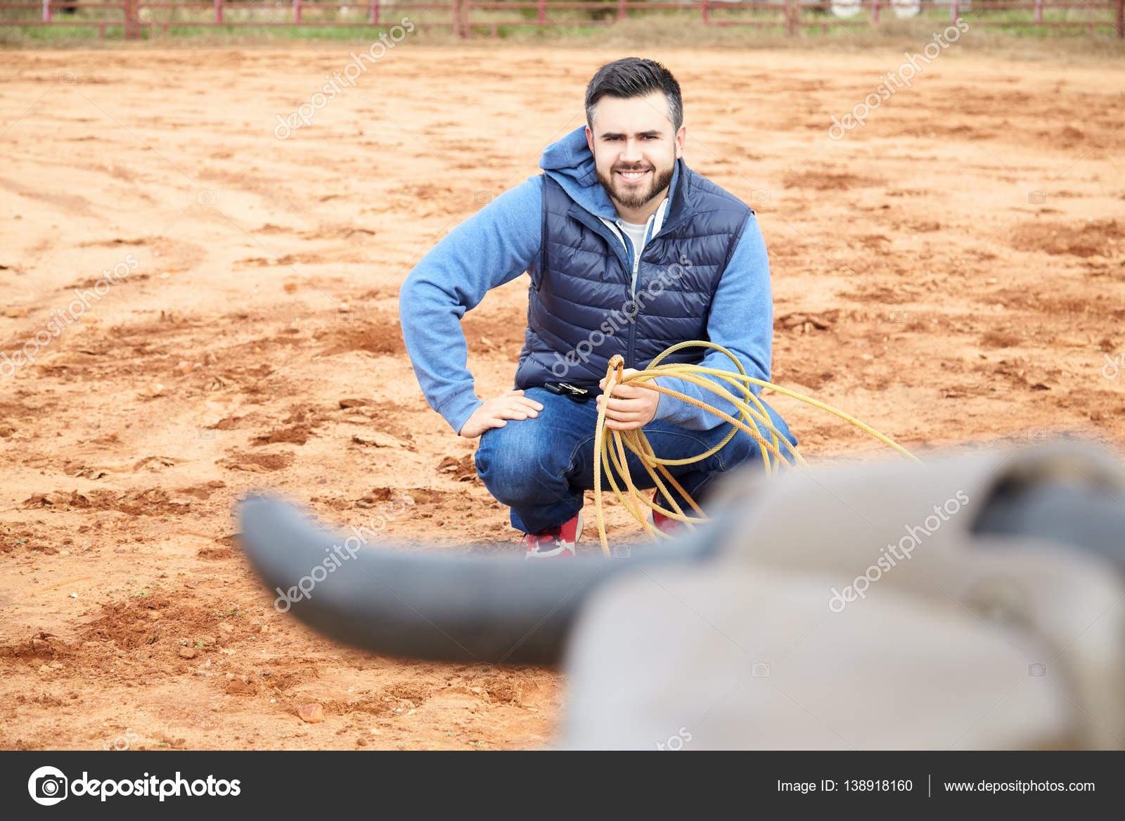 Man training making loope and throwing lasso to bull simulator — Stock ...
