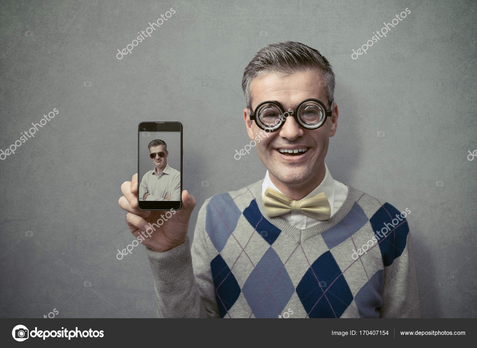 Nerd guy showing his smartphone — Stock Photo © stockasso #170407154
