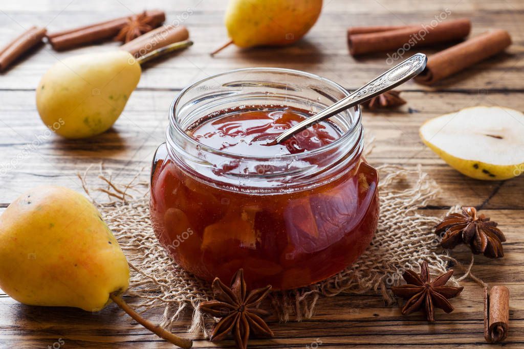 Mermelada de pera casera en un frasco y peras frescas sobre un fondo de ...