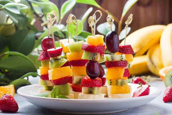 Frutas de pincho fotos de stock, imágenes de Frutas de pincho sin ...