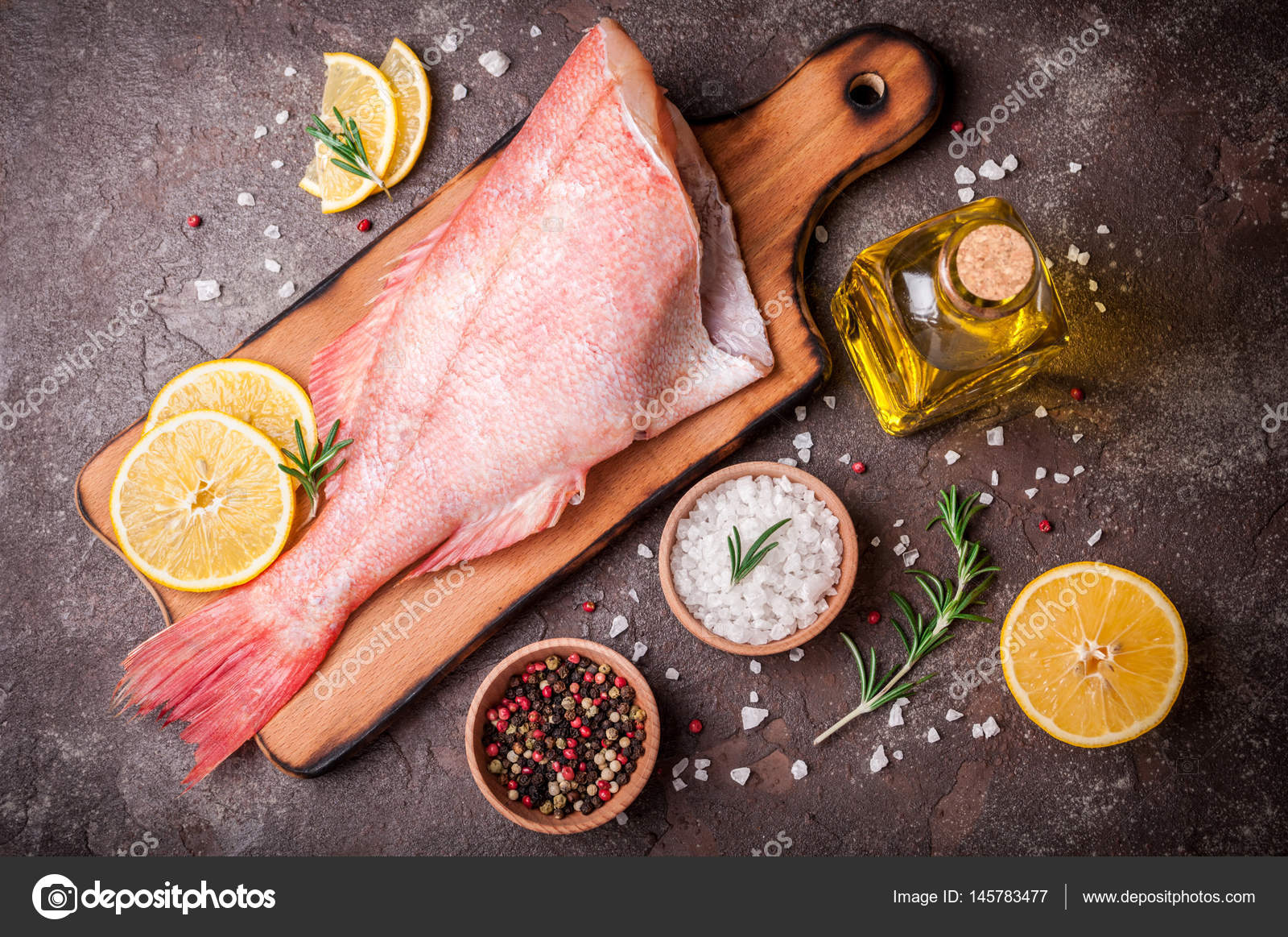 Fisch roh Snapper mit Zitronenscheiben, Kräutern Rosmarin, Salz und ...