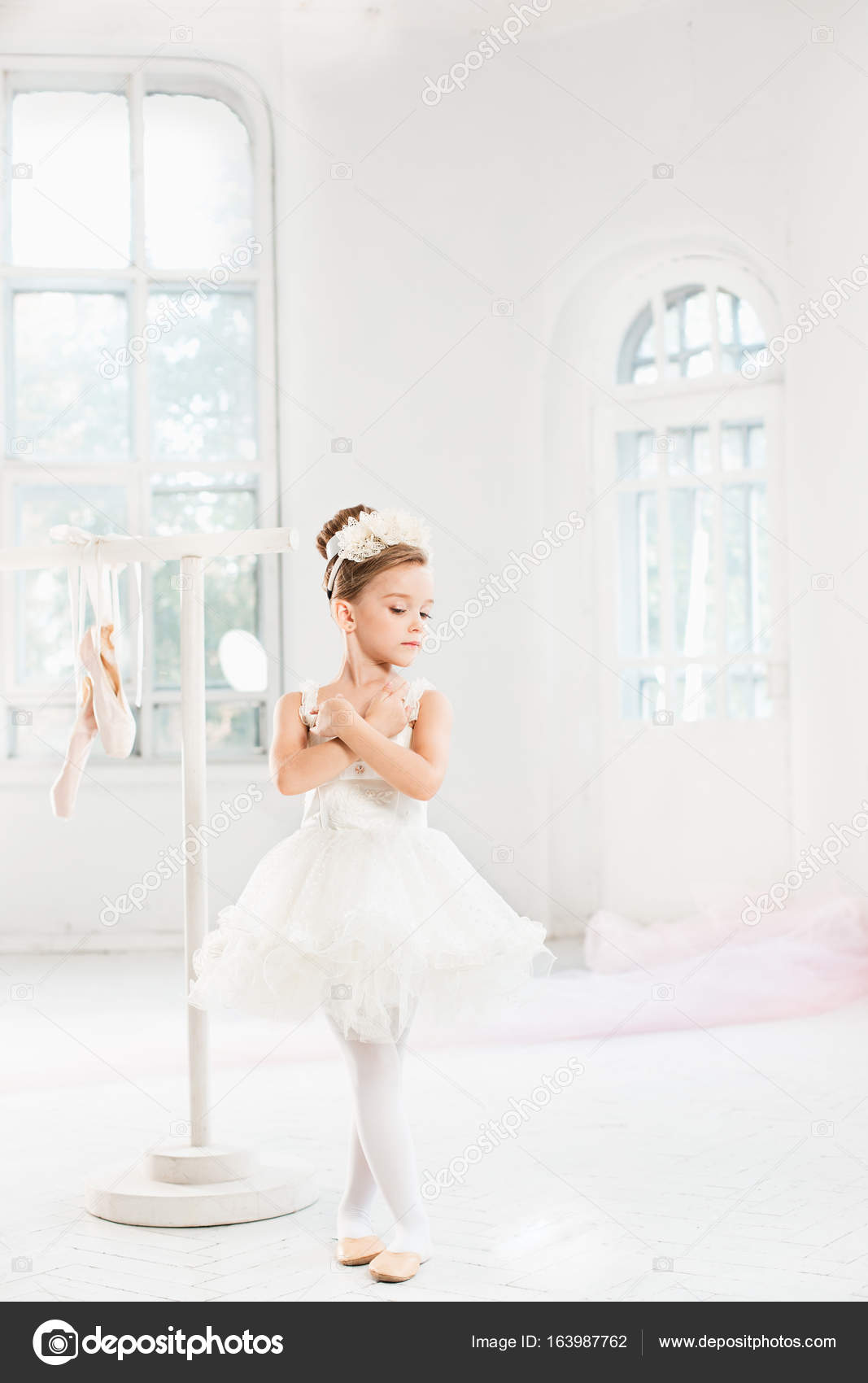 Маленькая балерина в пачке. Очаровательный детский танец классического ...