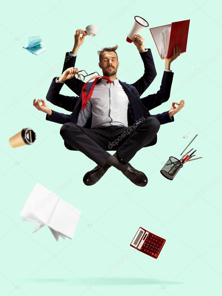 Joven hombre de negocios caucásico, gerente que maneja todo, un montón ...