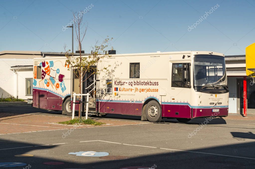 Moderno edificio de biblioteca en Froya, Noruega. El bookmobile de la ...