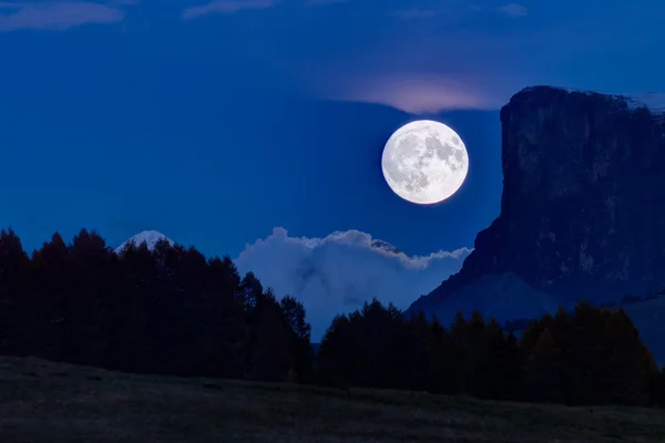Full moon mountains Stock Photos, Royalty Free Full moon mountains ...