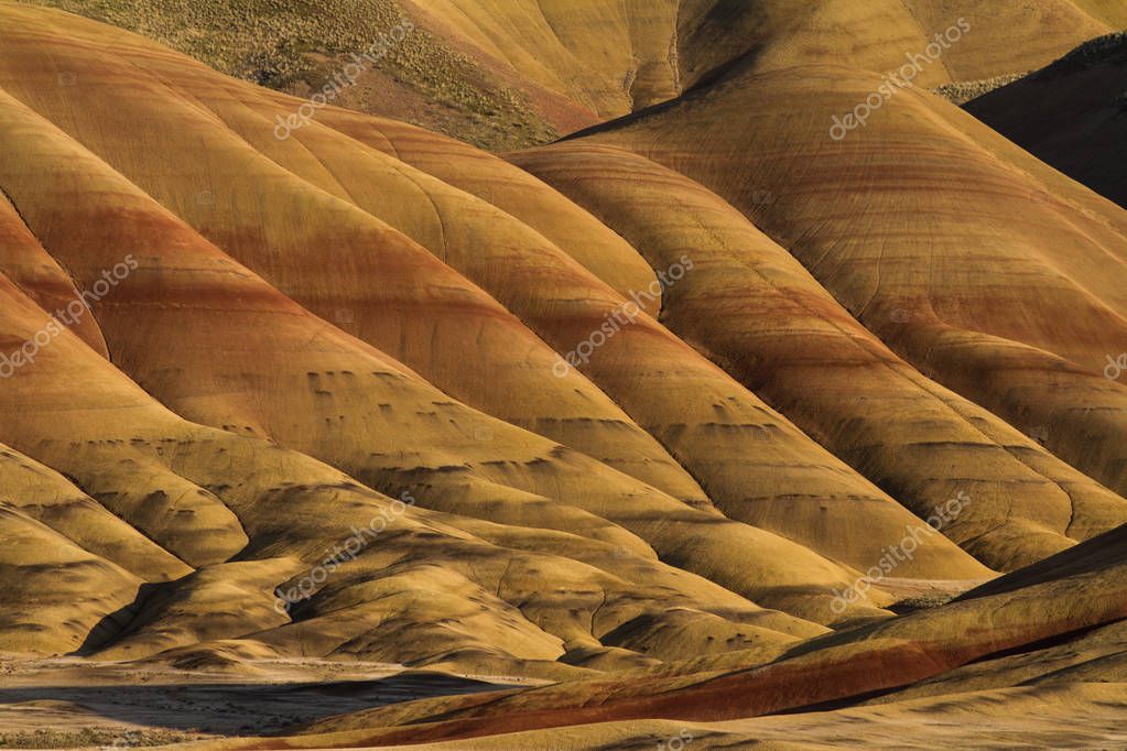Primer plano de Painted Hills en Oregon con las luces del sol brillando al atardecer. Mostrando ...