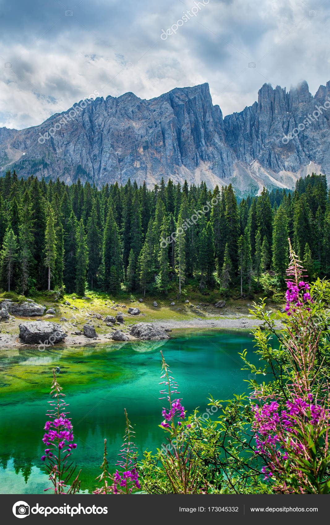 Carezza lake (Lago di Carezza, Karersee) in Dolomites Alps. Sout Stock ...