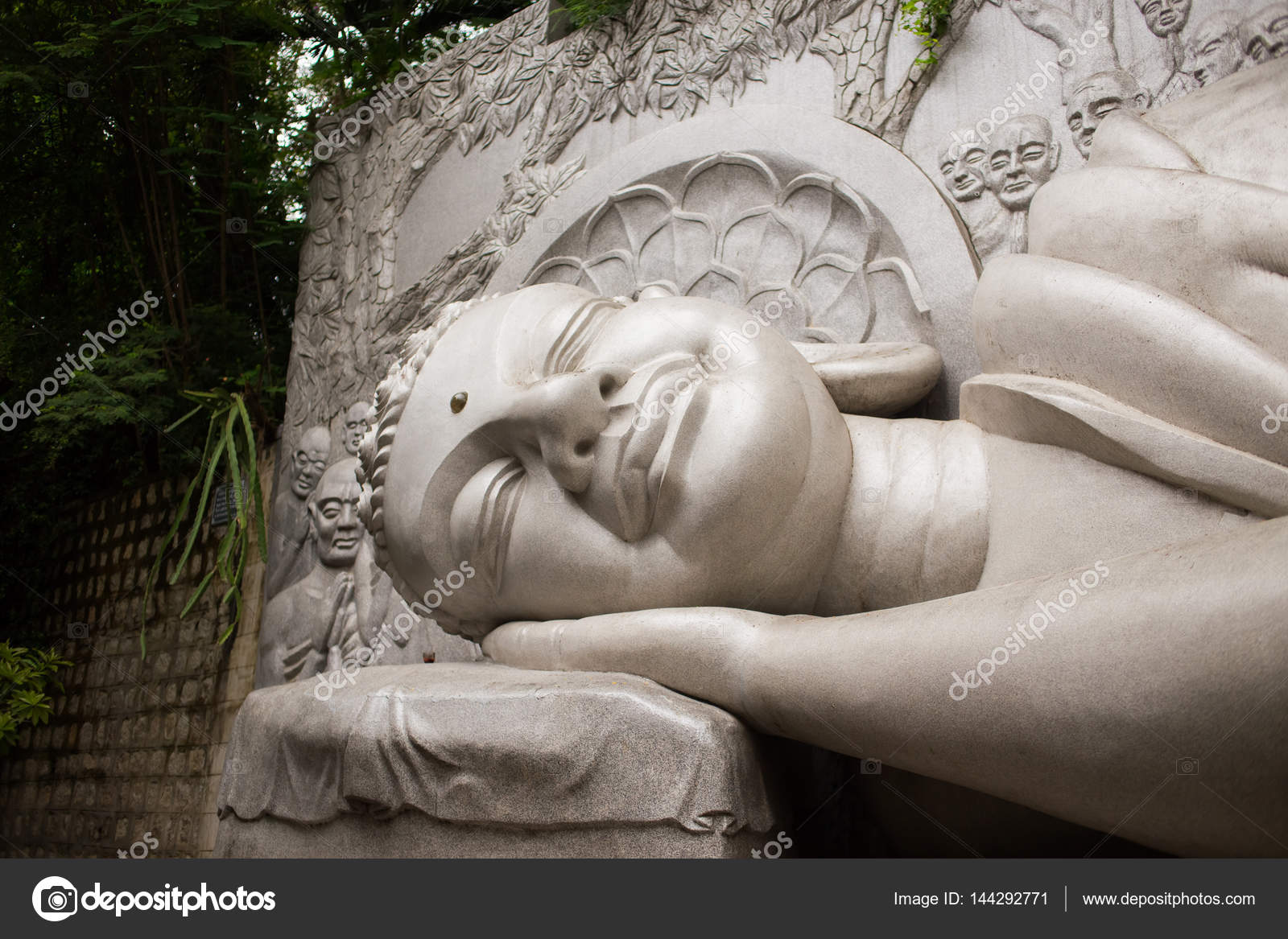 Lying sleeping Buddha in Long Son Pagoda, Nha Trang, Vietnam — Stock ...