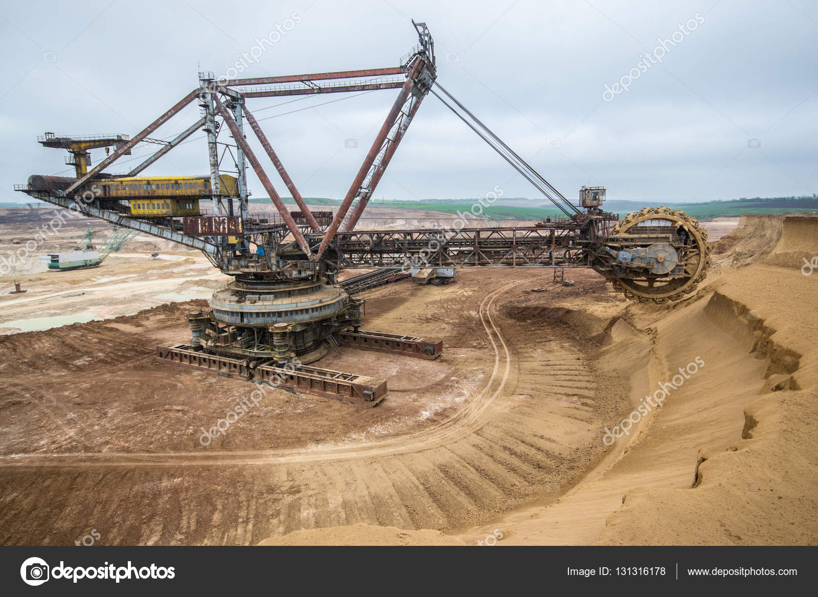 Biggest excavator in the world working, Bagger 228, Ukraine. Big mine ...
