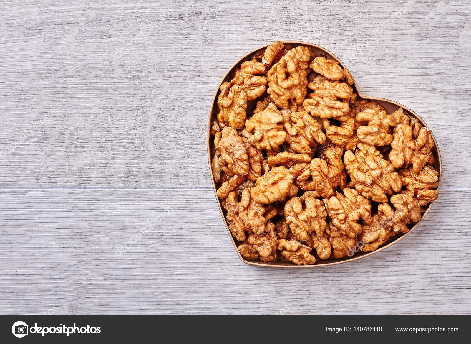 Heart-shaped box with walnuts. — Stock Photo © Denisfilm #140786110