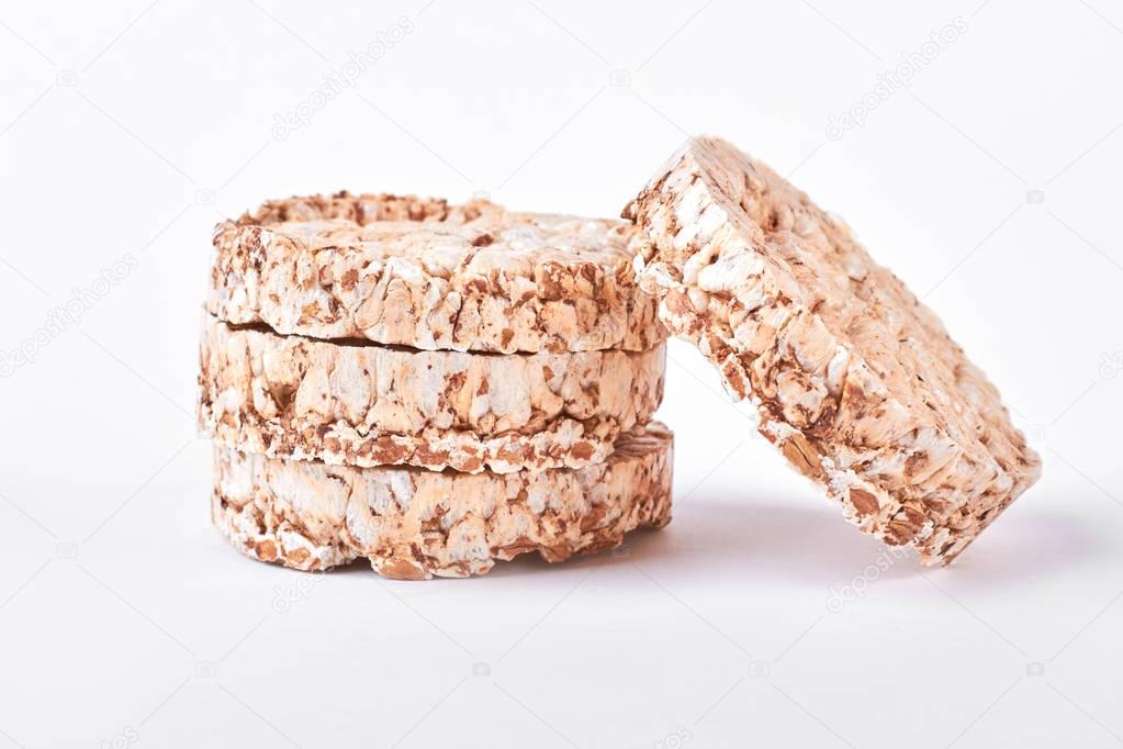 Pan crujiente de trigo redondo, fondo blanco. 2023