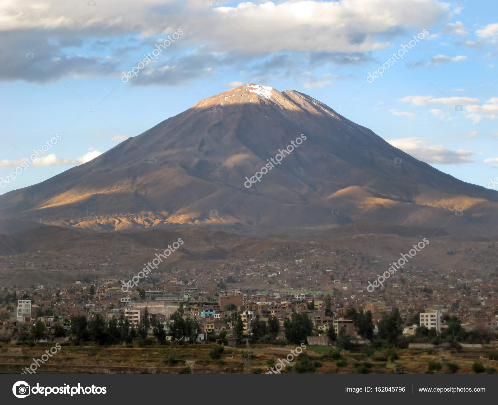 Vulcano Misti sopra Arequipa, Perù . - Foto Stock: Foto, Immagini ...