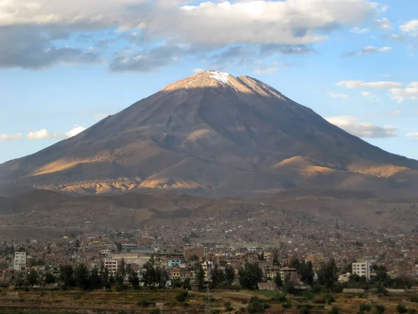 Volcán Misti sobre Arequipa, Perú. 2023